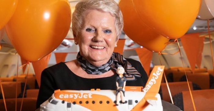 Ma 73 lata i jest stewardesą w easyJet. Zaczęła 20 lat temu - Emito.net